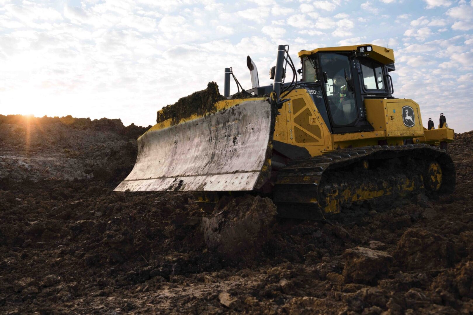 John Deere 850 X-Tier dozer features E-Drive tech - Africa Mining and ...