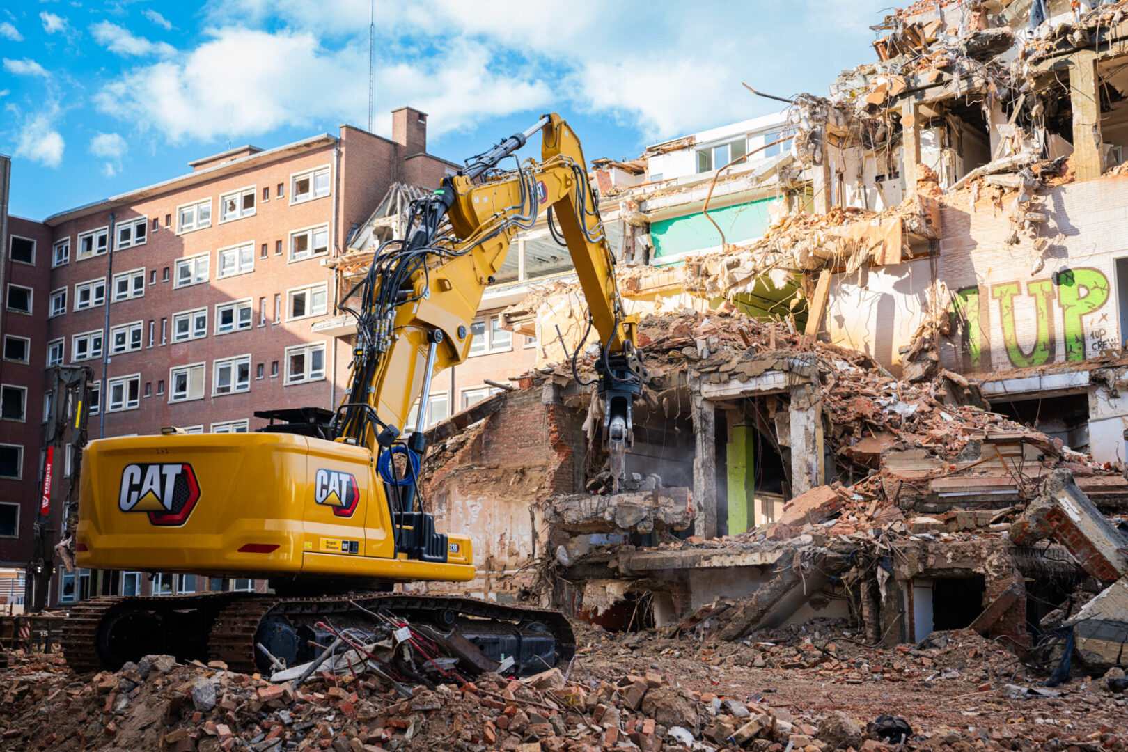 Caterpillar’s new 330 UHD combines two Machines in one versatile ...